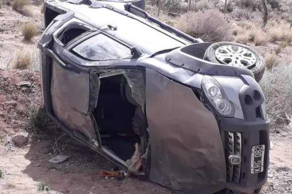 Tres personas fueron derivadas al hospital tras volcar a la entrada de ...