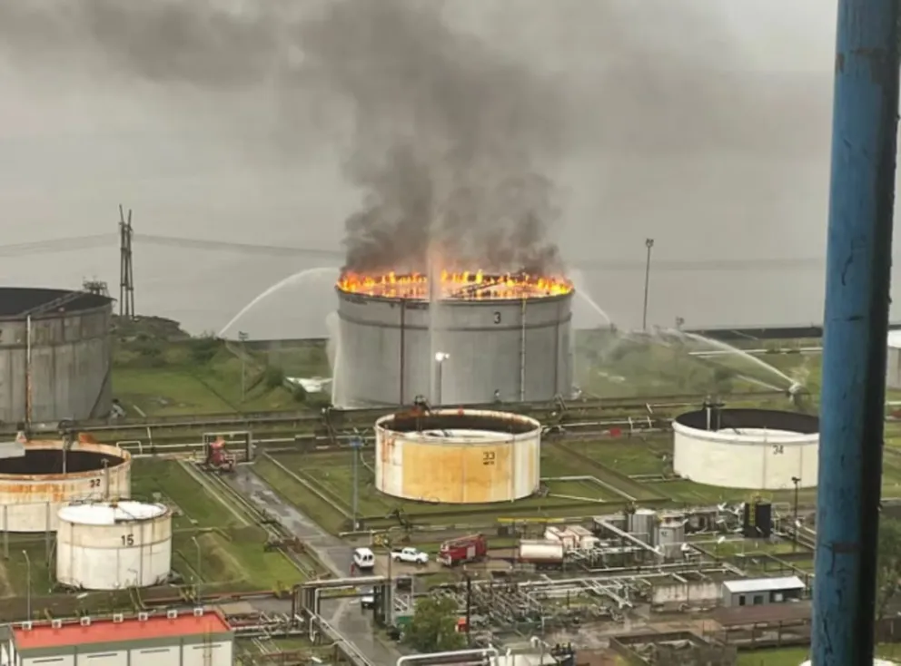 Un rayo provocó la explosión de un tanque de petróleo crudo en una ...