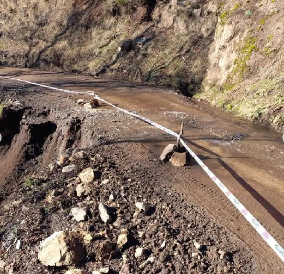 Desmoronamiento en camino Quila Quina: restringen circulación a ...