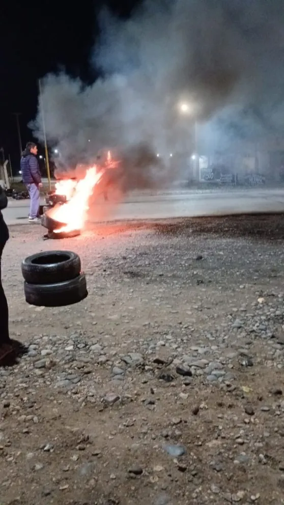 Vecinos de Ruca Antú cortan la calle Trabajadores de la Industria ...