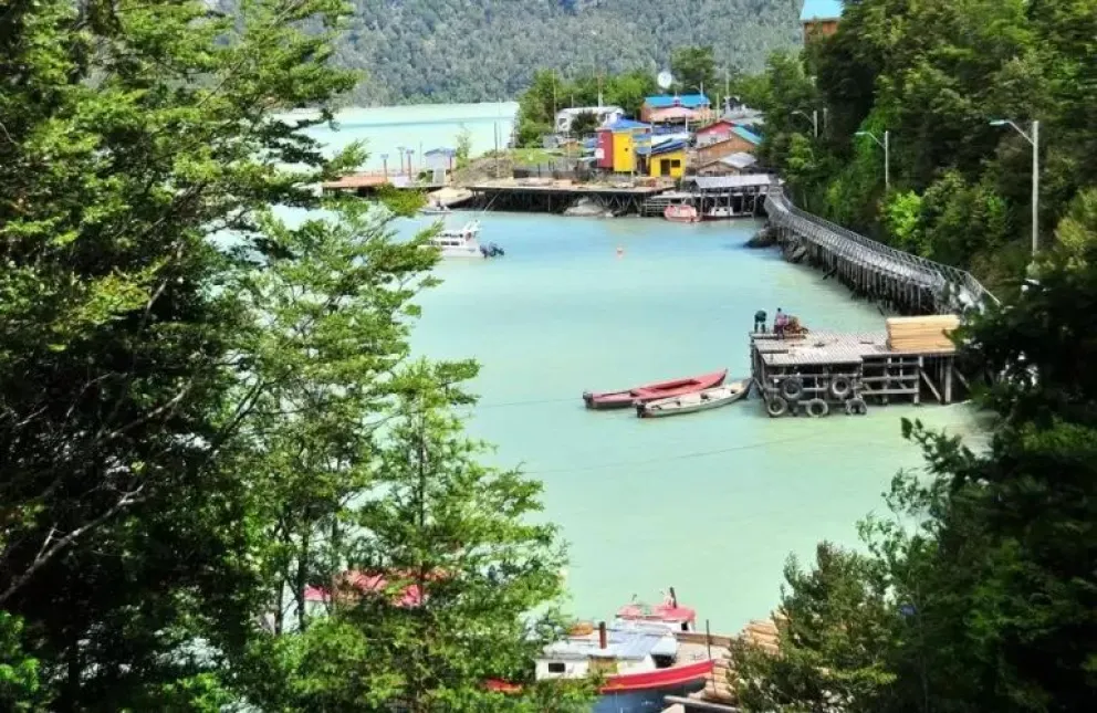Caleta Tortel, el pueblo de pasarelas de madera que se consolida como ...