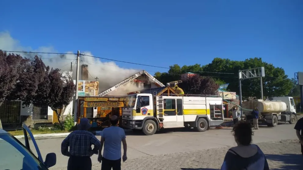 Incendio en un parador de Piedra del Águila sobre la Ruta Nacional 237 ...